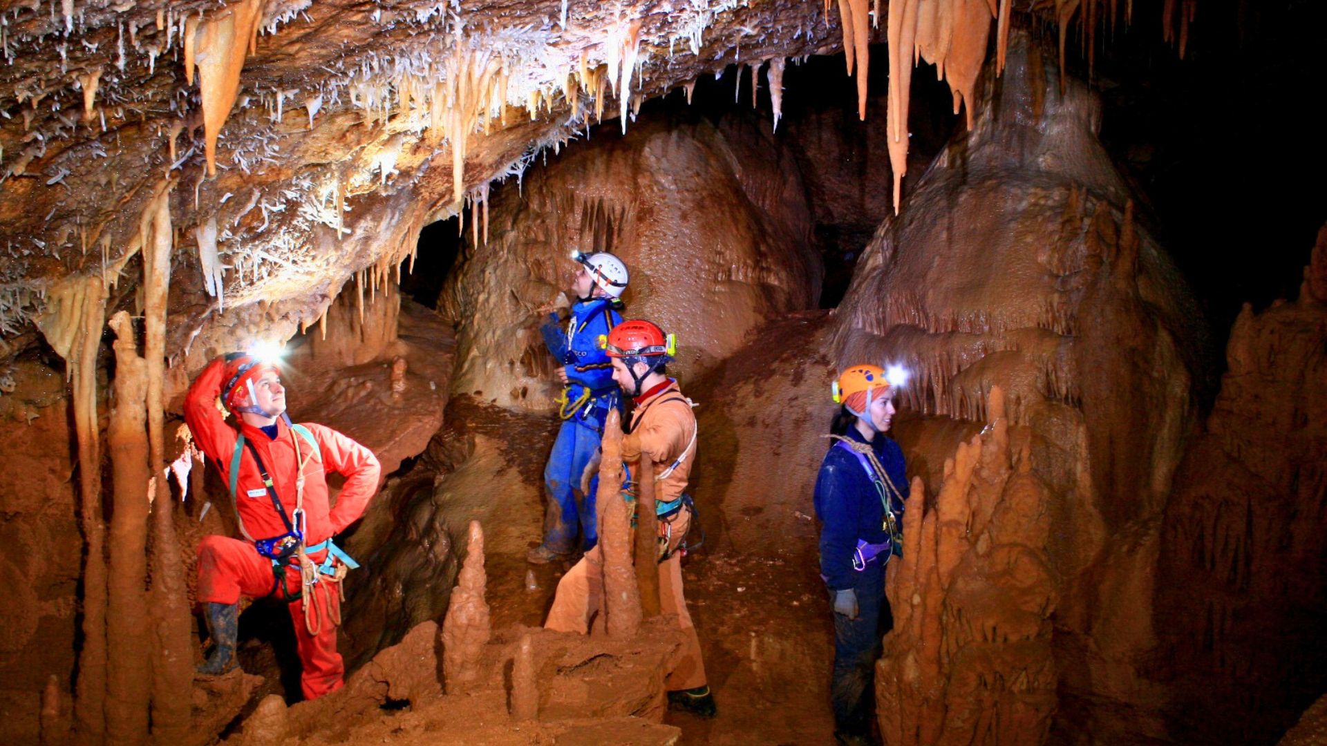 Desde Cala Gonone: excursión espeleológica a las cuevas de Dorgali ...